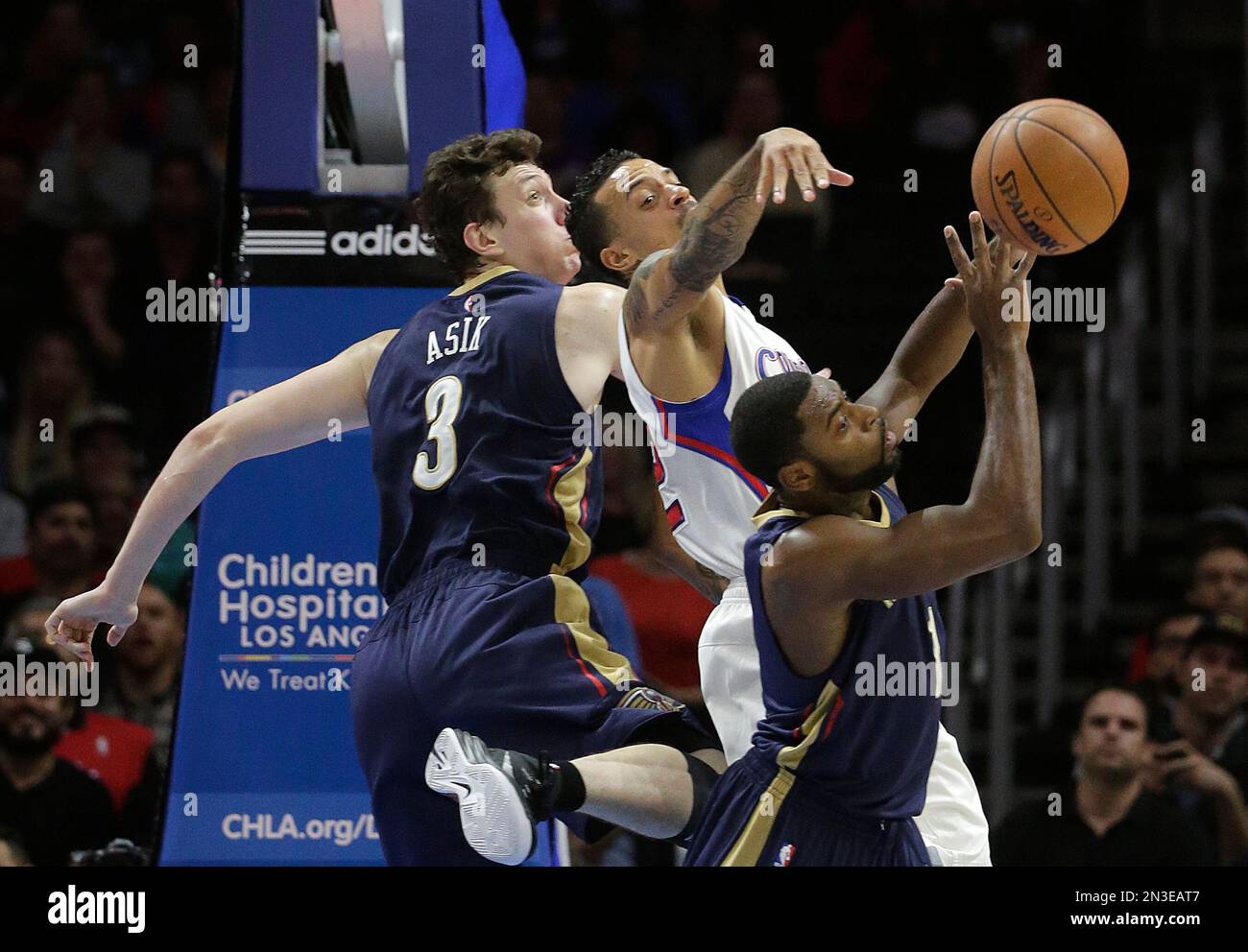 Los Angeles Clippers' Matt Barnes, center, fights for a rebound with ...