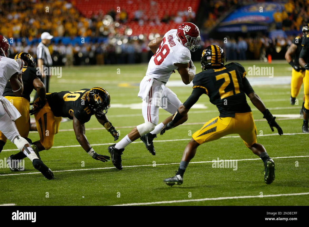 Alabama tight end O.J. Howard (88) runs against Missouri safety Ian ...