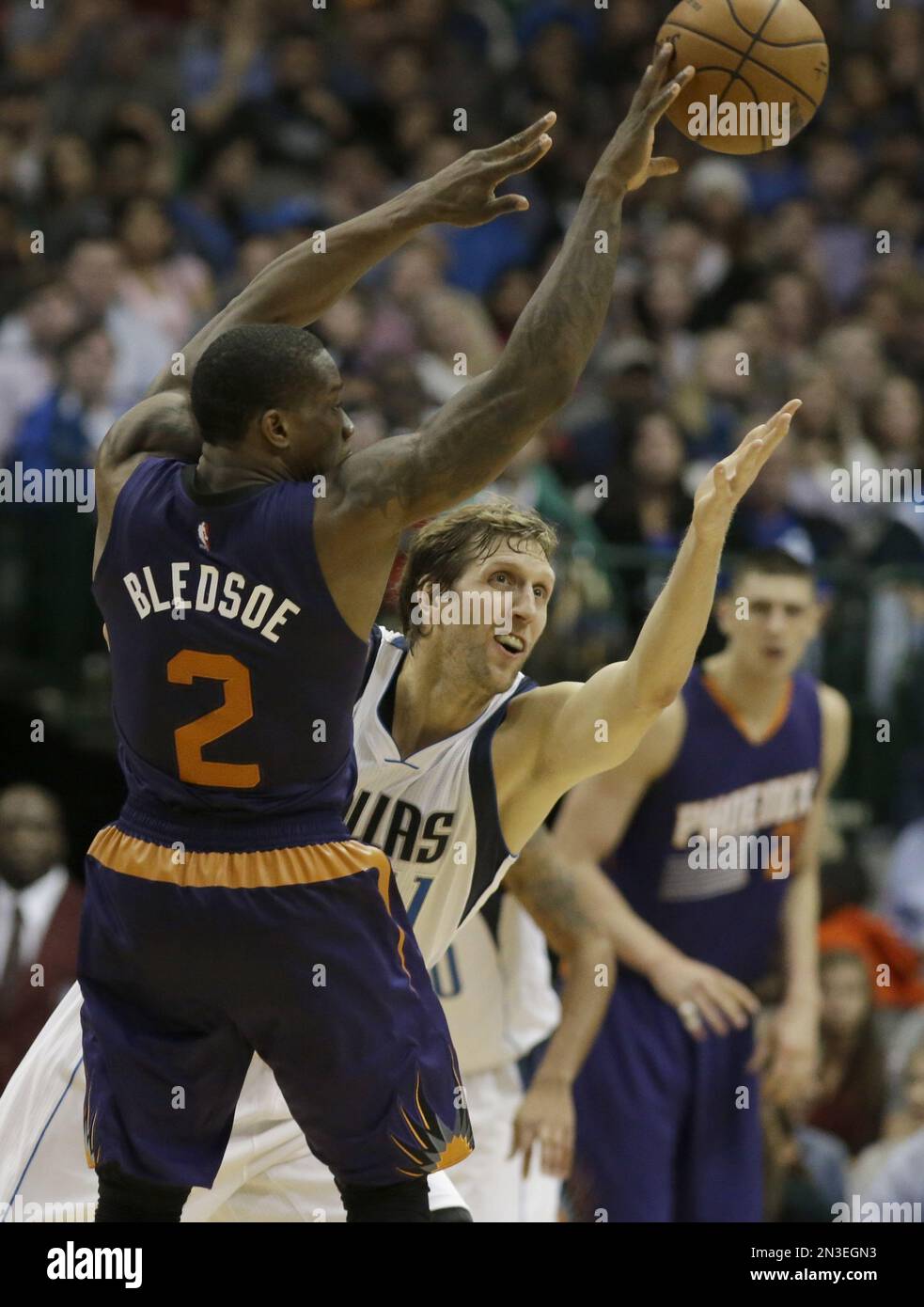 Dallas Mavericks forward Dirk Nowitzki (41) tries to defend Phoenix ...