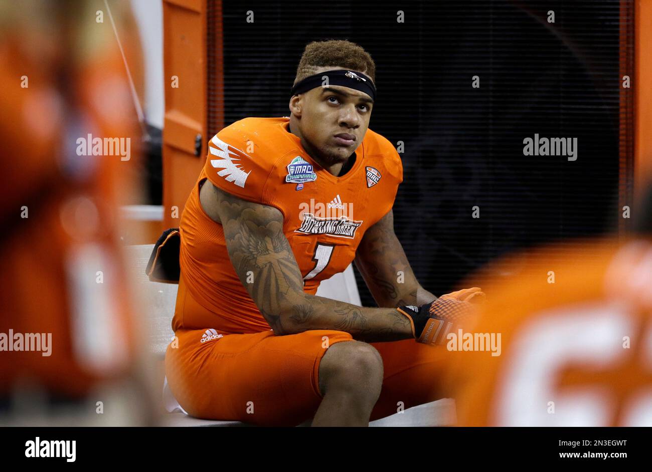 Bowling Green wide receiver Roger Lewis watches the scoreboard during ...