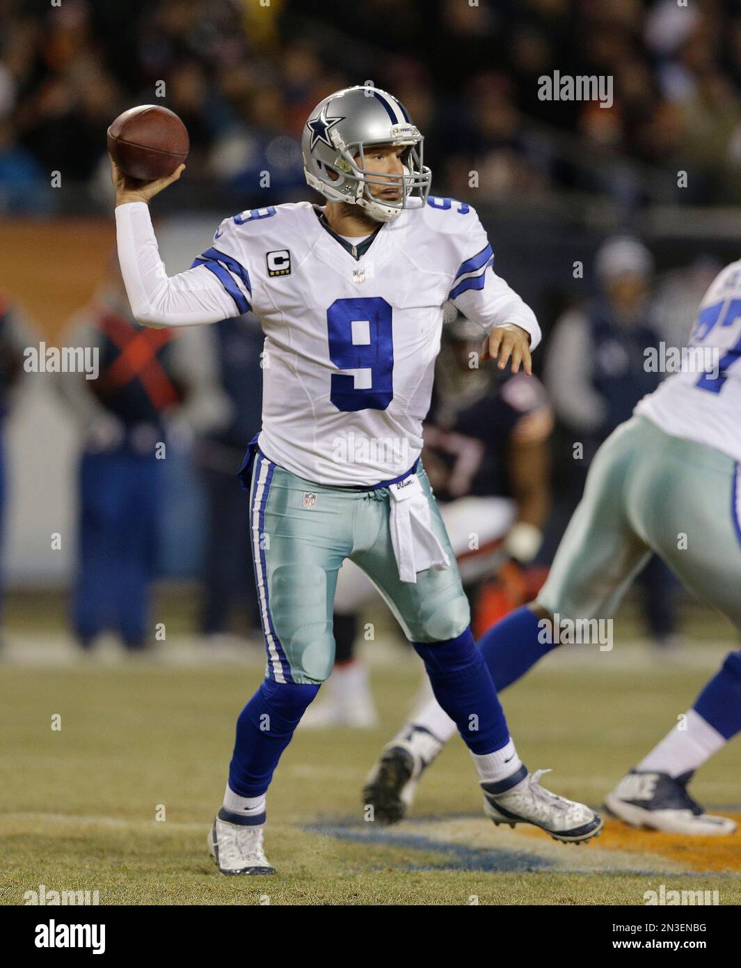 Dallas Cowboys quarterback Tony Romo (9) works against the Chicago ...