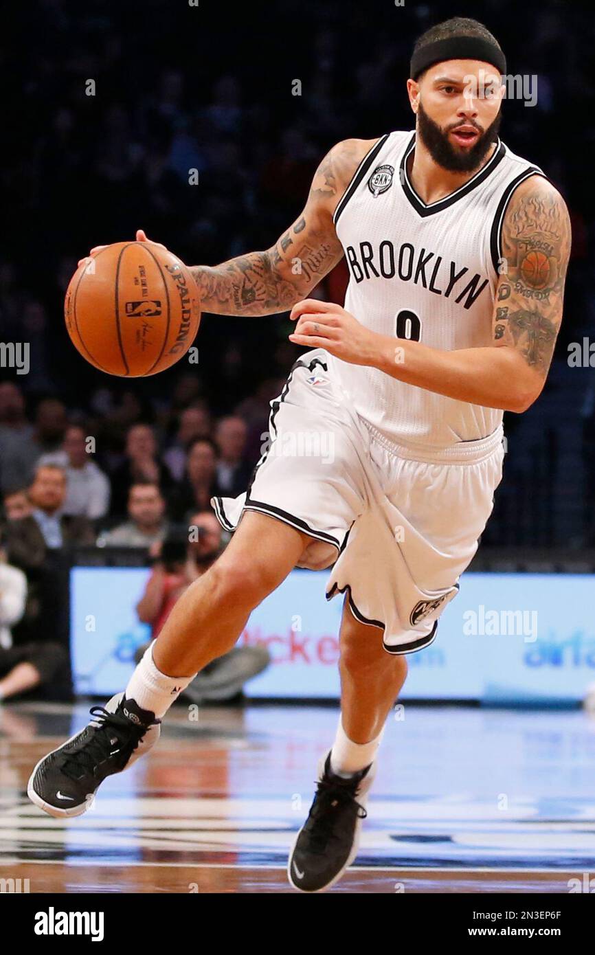 Brooklyn Nets guard Deron Williams (8) drives toward the basket in the ...