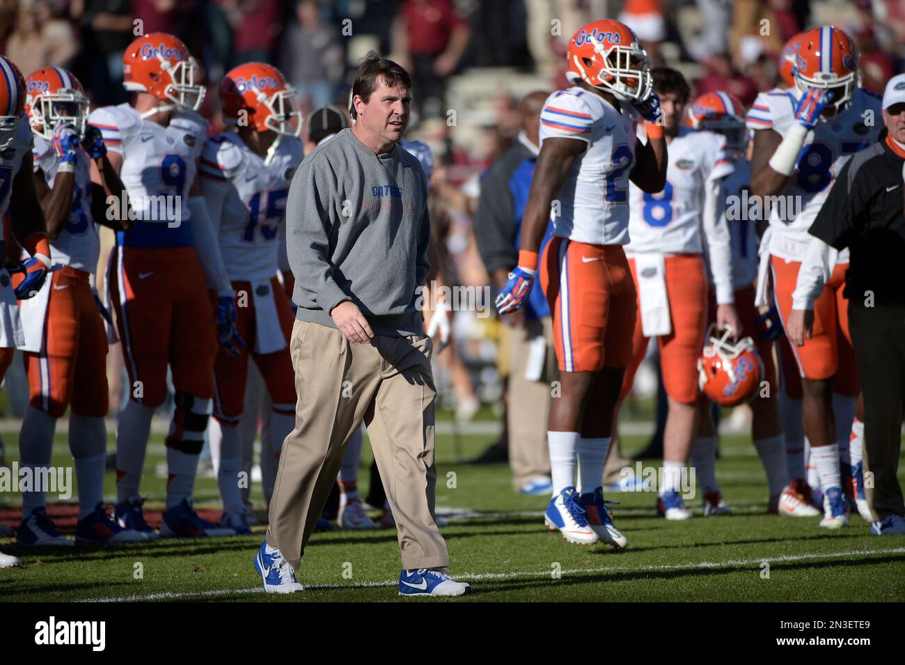 Florida head coach Will Muschamp, center, watches warmups before an ...