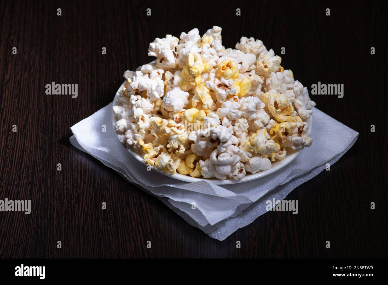 Popcorn plate hi-res stock photography and images - Alamy