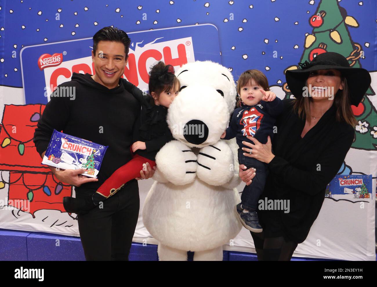 IMAGE DISTRIBUTED FOR NESTLE CRUNCH - Mario Lopez and family celebrate ...