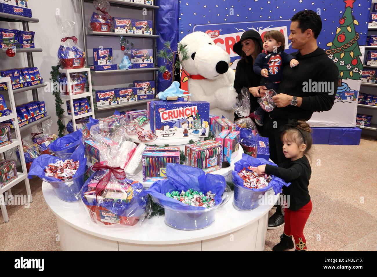 IMAGE DISTRIBUTED FOR NESTLE CRUNCH - Mario Lopez and family celebrate ...