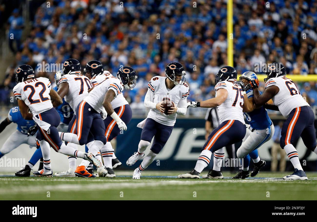 Chicago Bears quarterback Jay Cutler (6) rolls out behind the offensive ...