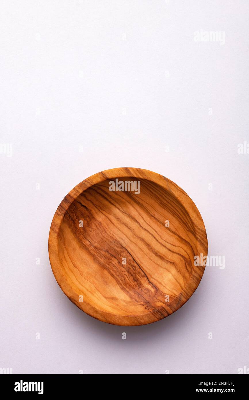 Round wooden bowl, kitchen utensil on white background Stock Photo - Alamy