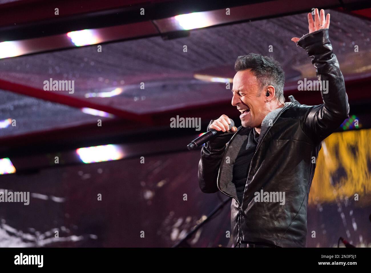 Bruce Springsteen performs during the World AIDS Day (RED) concert In ...
