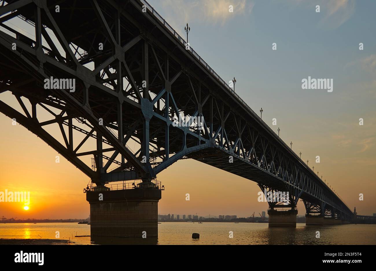 The Yangtze Bridge, crossing the River Yangtze at Nanjing, China ...