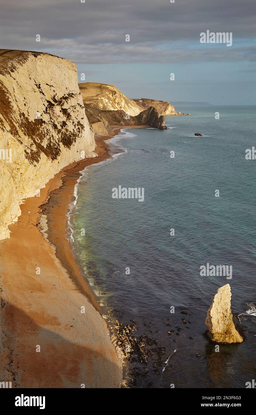 Sunlit Chalk cliffs around Durdle Door overlooking the Atlantic Ocean ...