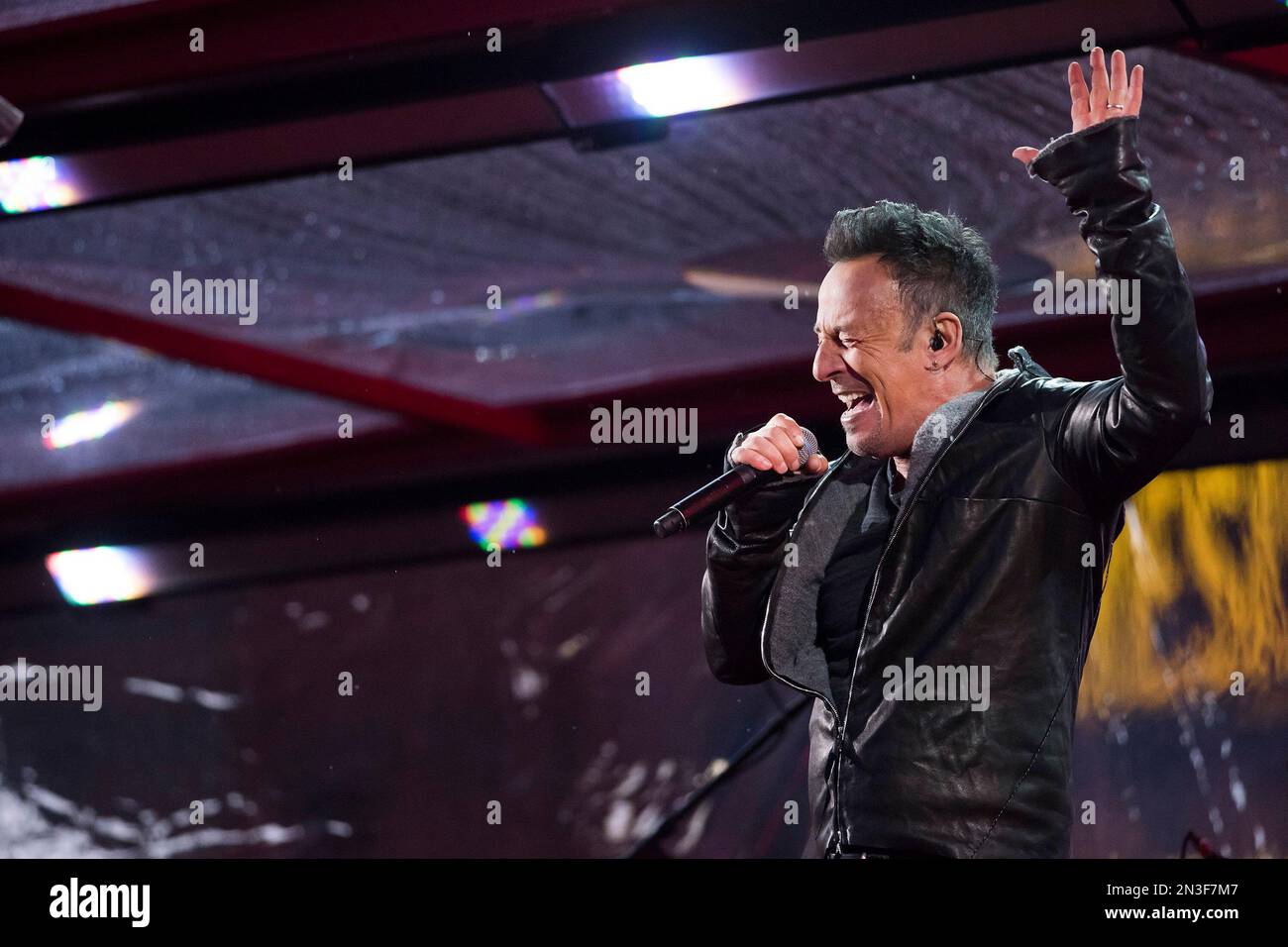 Bruce Springsteen performs during the World AIDS Day (RED) concert In ...