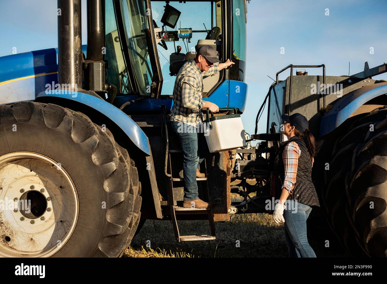 Busy farm hi-res stock photography and images - Alamy