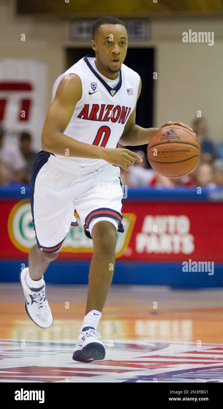 Arizona guard Parker Jackson-Cartwright (0) dribbles the basketball up ...