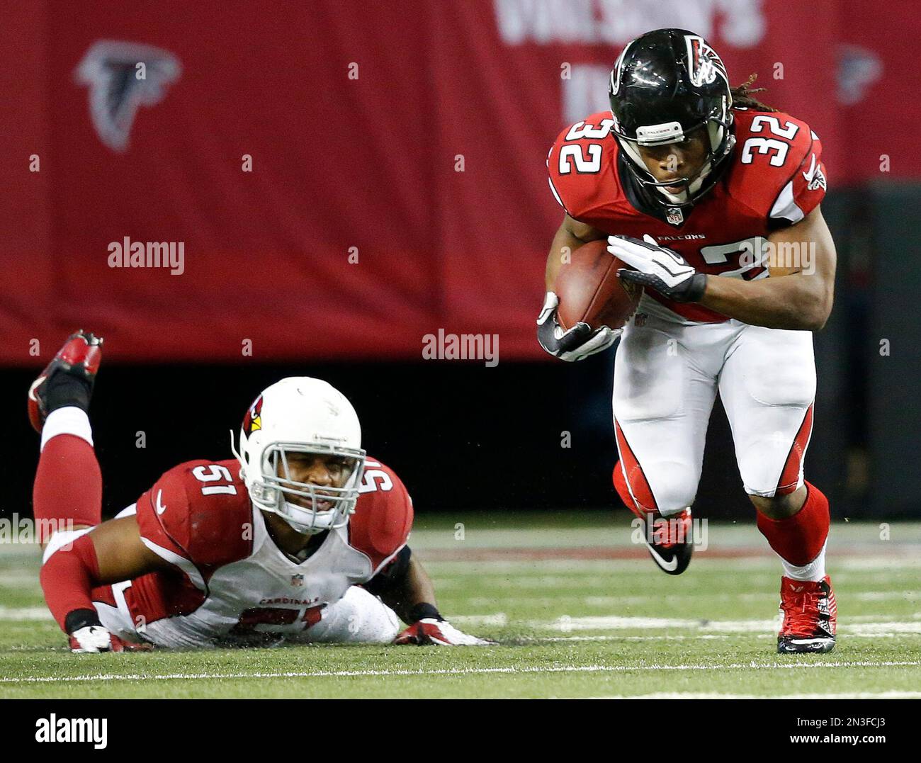 Atlanta Falcons running back Jacquizz Rodgers (32) runs past Arizona ...