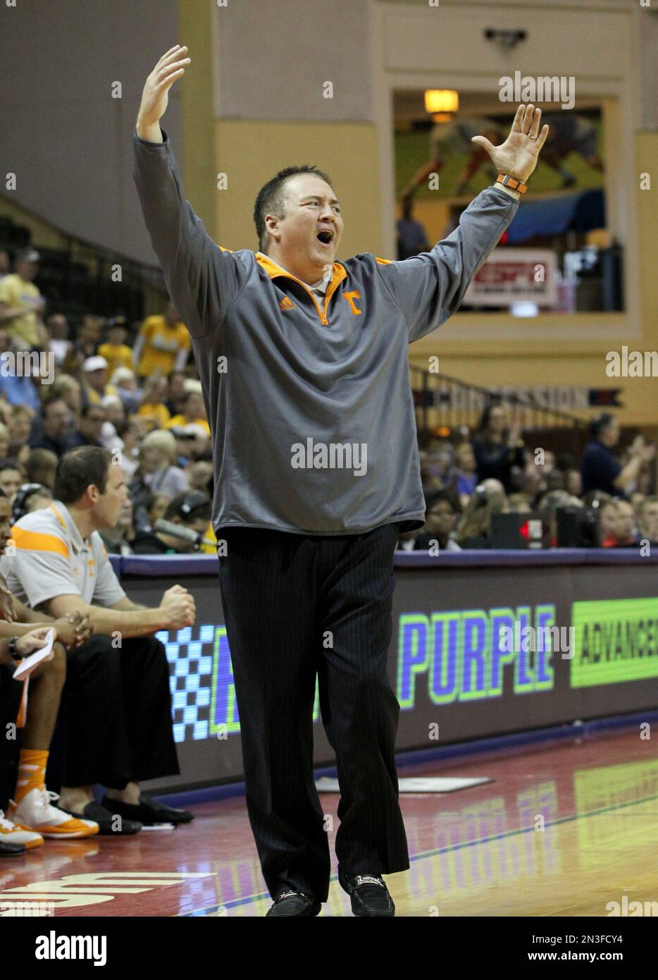 Tennessee head coach Donnie Tyndall reacts during the first half of an ...