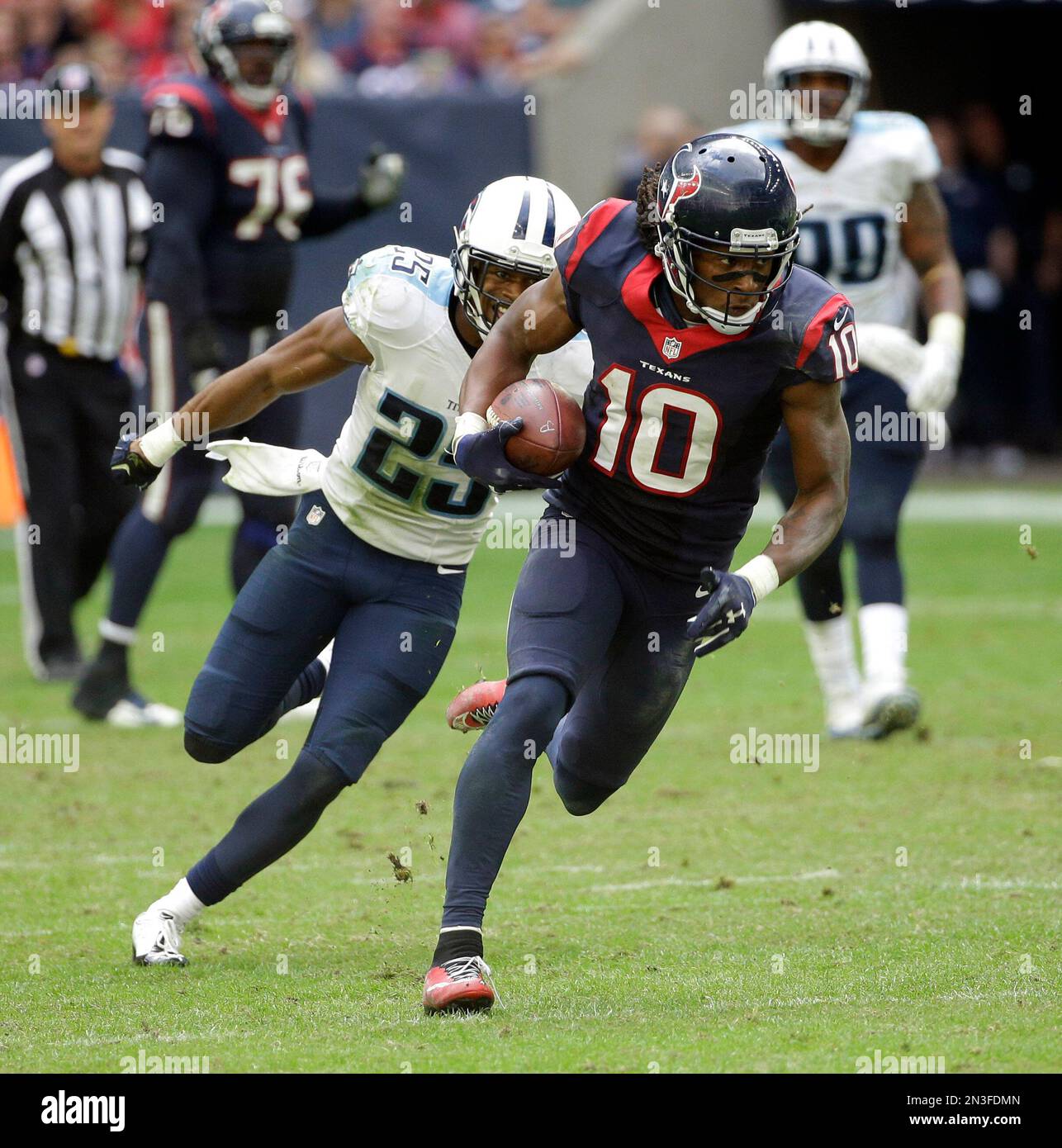Houston Texans wide receiver DeAndre Hopkins (10) runs with the ball ...