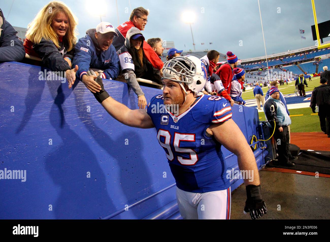 Buffalo Bills defensive tackle Kyle Williams acknowledges the crowd ...