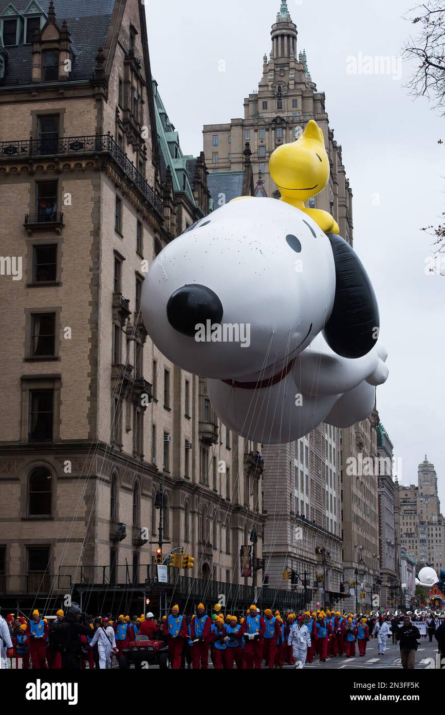 The Snoopy and Woodstock balloon floats in the Macy's Thanksgiving Day ...