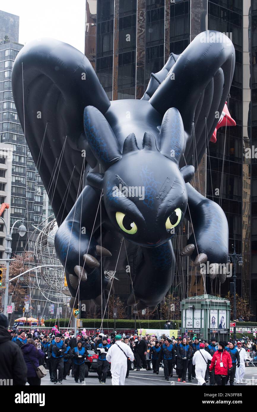 The Toothless from How to Train Your Dragon balloon floats in the Macy ...