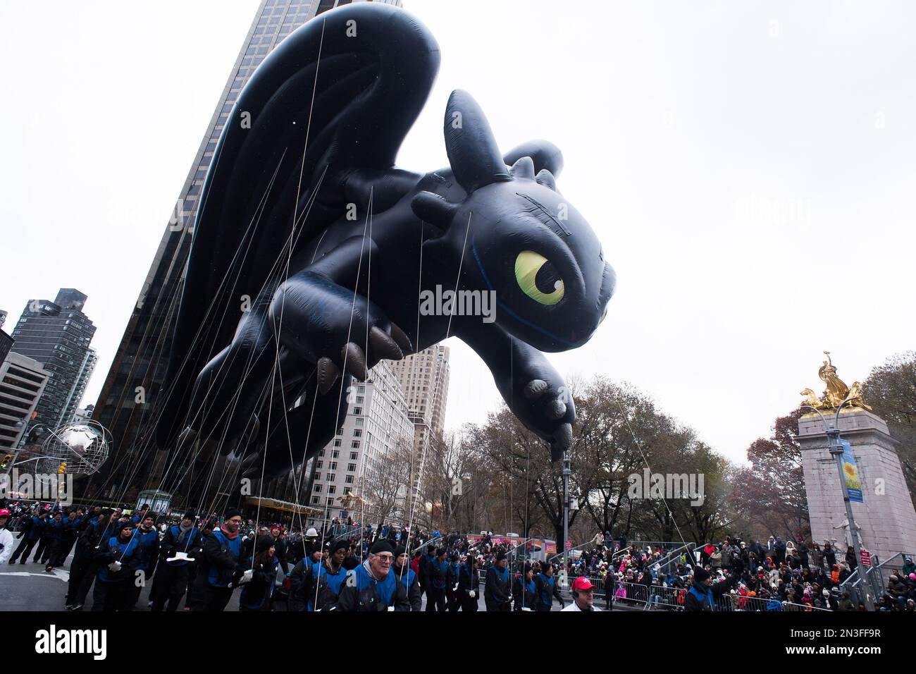 The Toothless from How to Train Your Dragon balloon floats in the Macy ...
