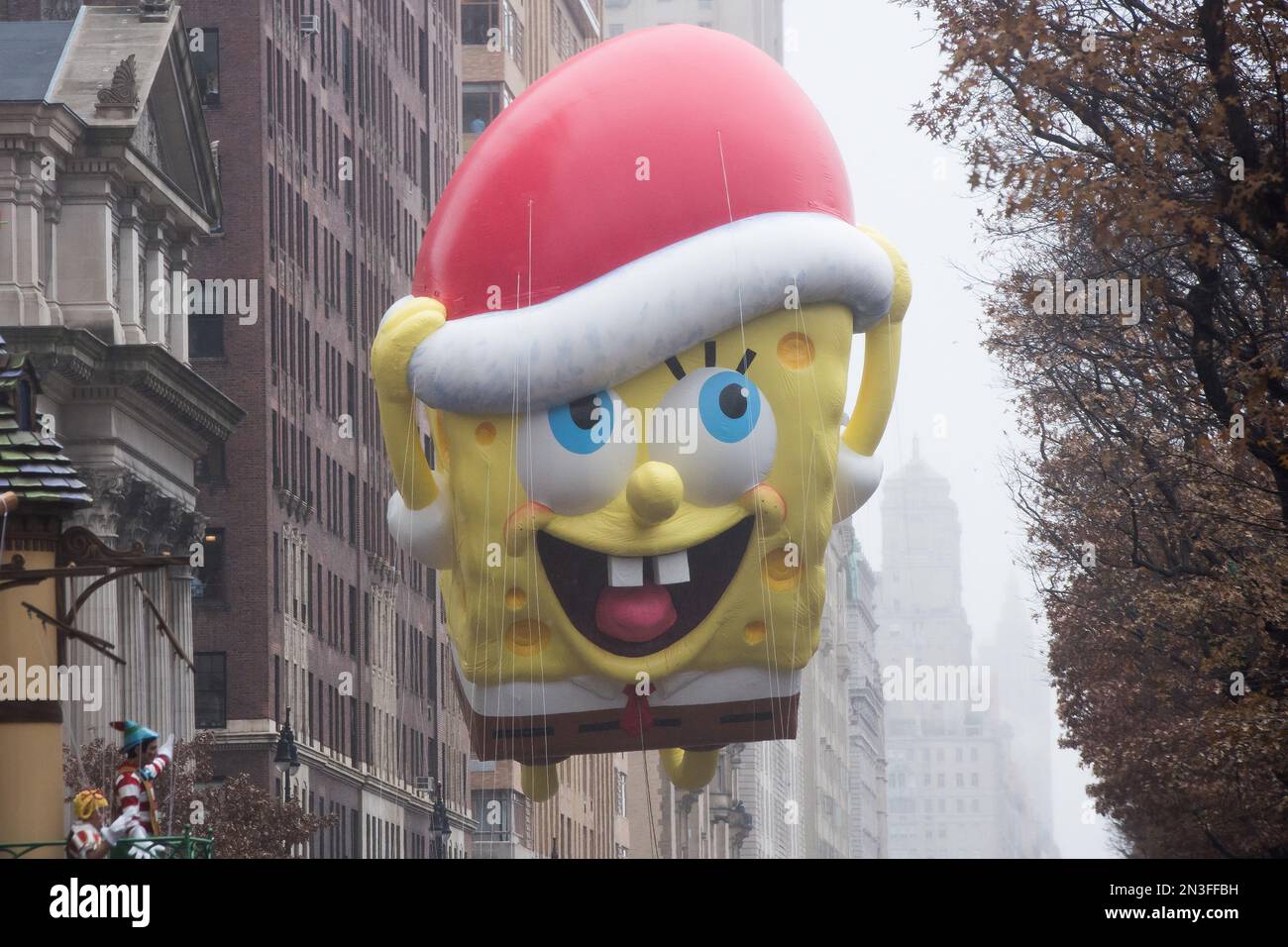 The SpongeBob SquarePants balloon floats in the Macy's Thanksgiving Day ...
