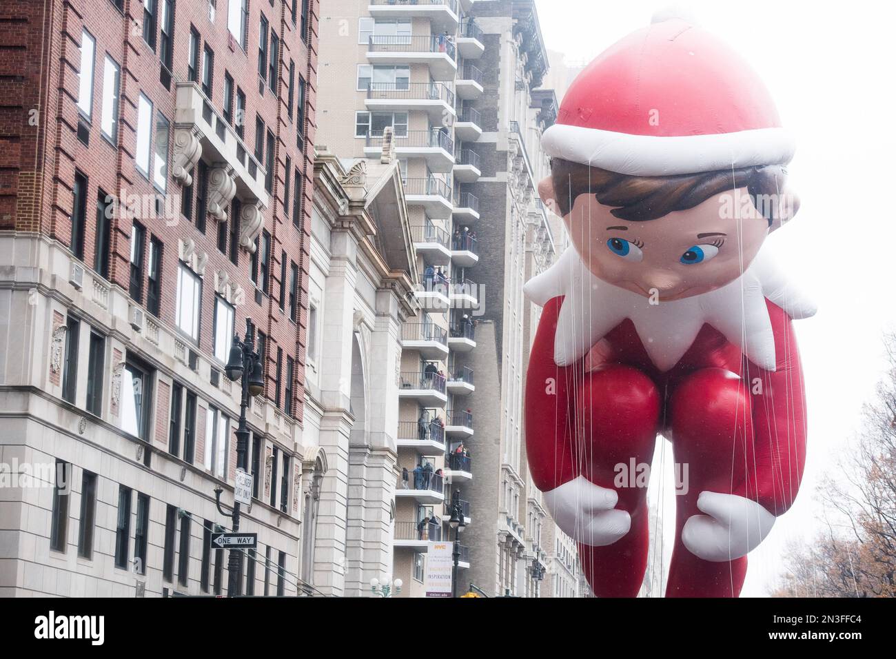 The Elf on the Shelf balloon floats in the Macy's Thanksgiving Day ...