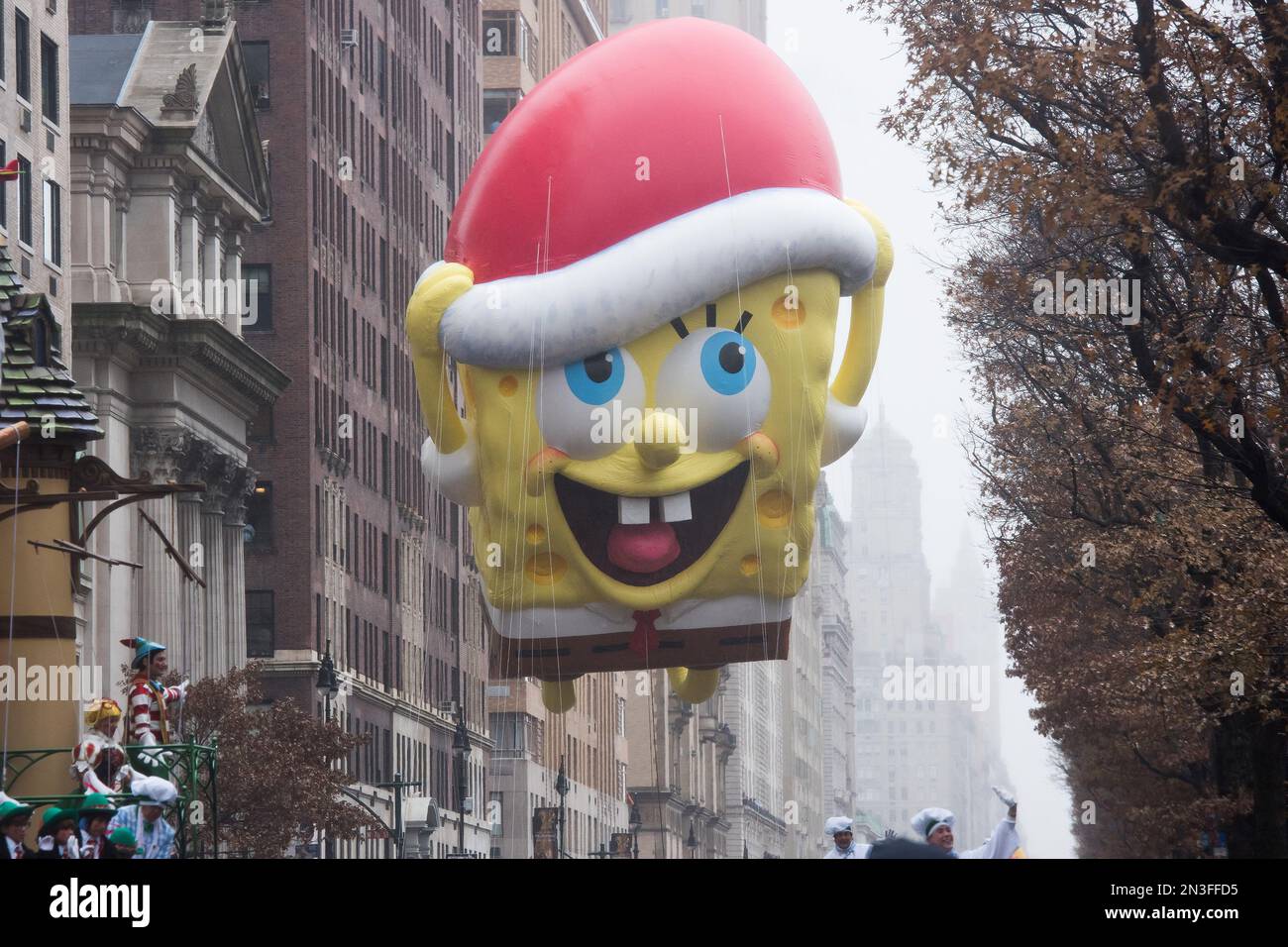 The SpongeBob SquarePants balloon floats in the Macy's Thanksgiving Day ...