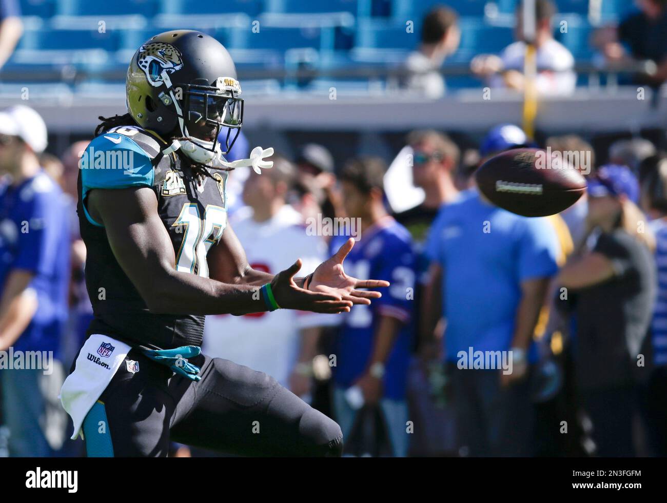 Jacksonville Jaguars running back Denard Robinson (16) catches a pass ...