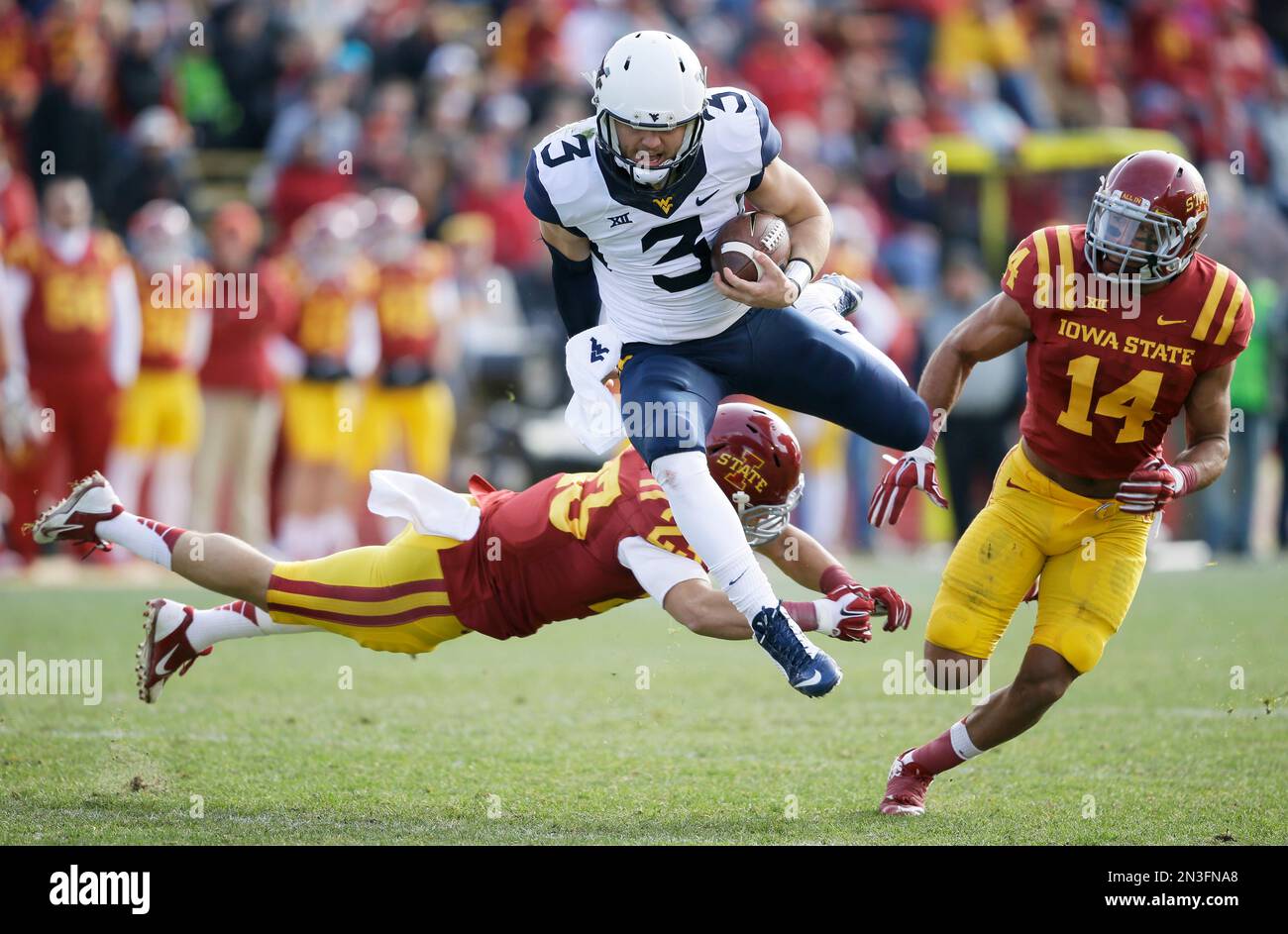 West Virginia quarterback Skyler Howard (3) runs from Iowa State ...