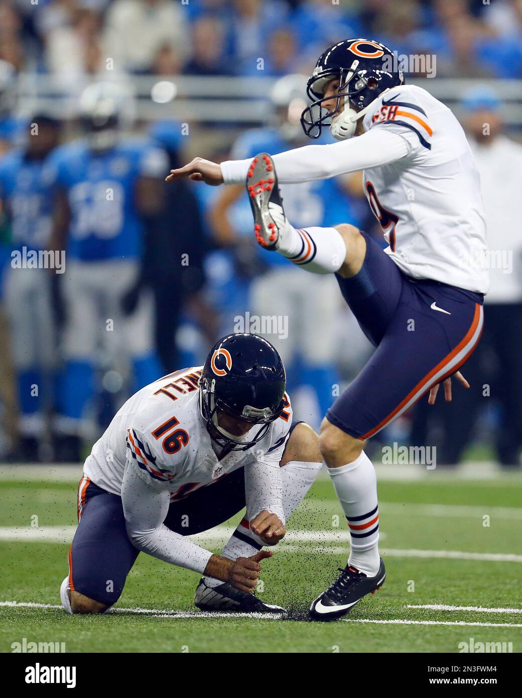 Chicago Bears kicker Robbie Gould (9) watches his field goal as holder ...
