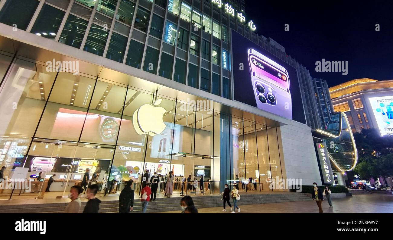 Iphone 14 pro models hi-res stock photography and images - Alamy