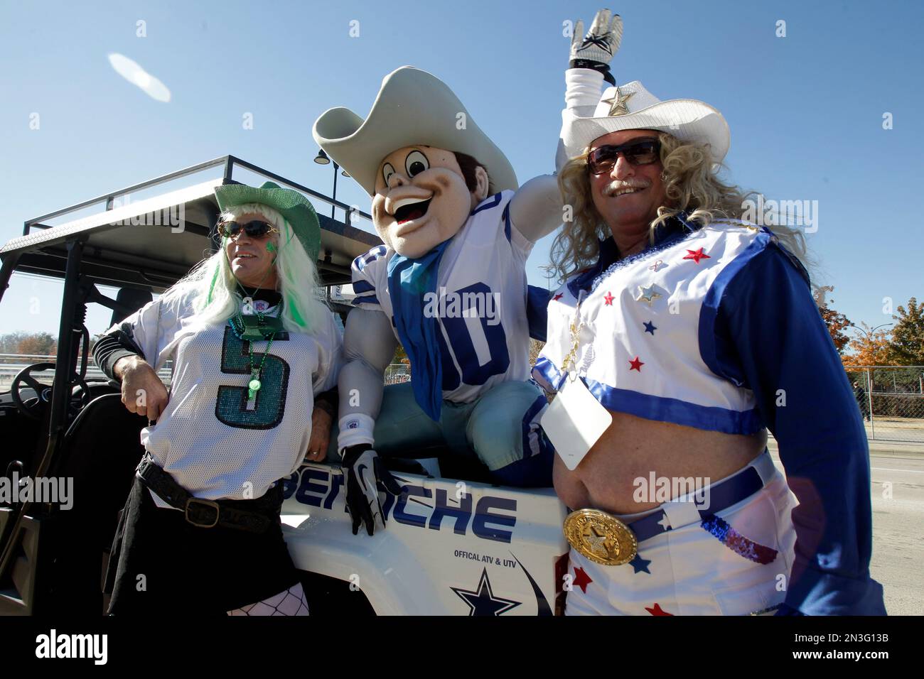 Philadelphia Eagles fan Jimmy Pyle, of and Dallas Cowboys fan Richard ...