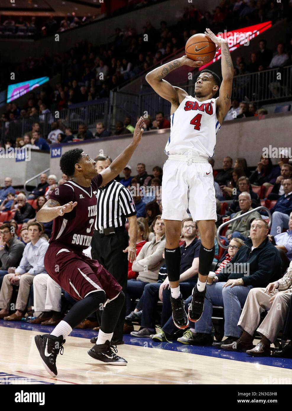 Southern Methodist guard Keith Frazier (4) shoots the ball over Texas ...