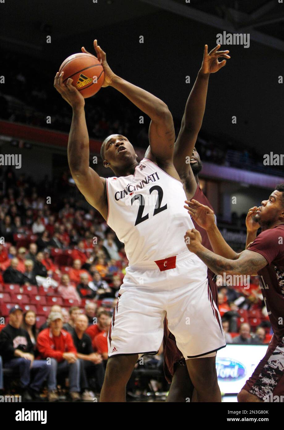 Cincinnati center Coreontae DeBerry (22) shoots against North Carolina ...