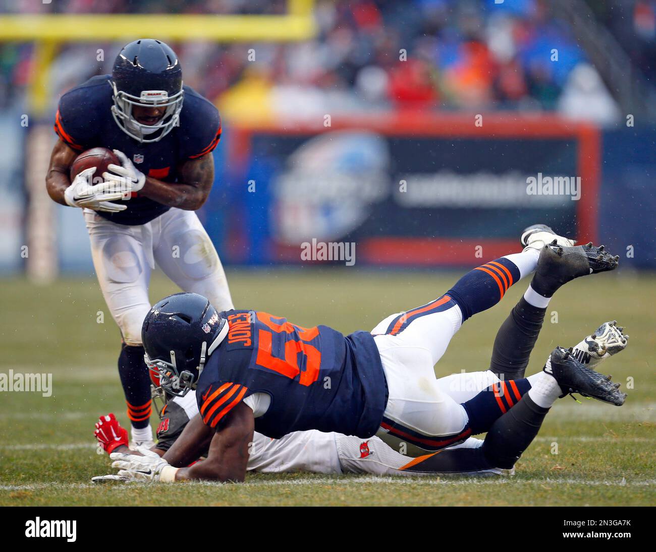 Chicago Bears strong safety Ryan Mundy, left, intercepts a pass against ...
