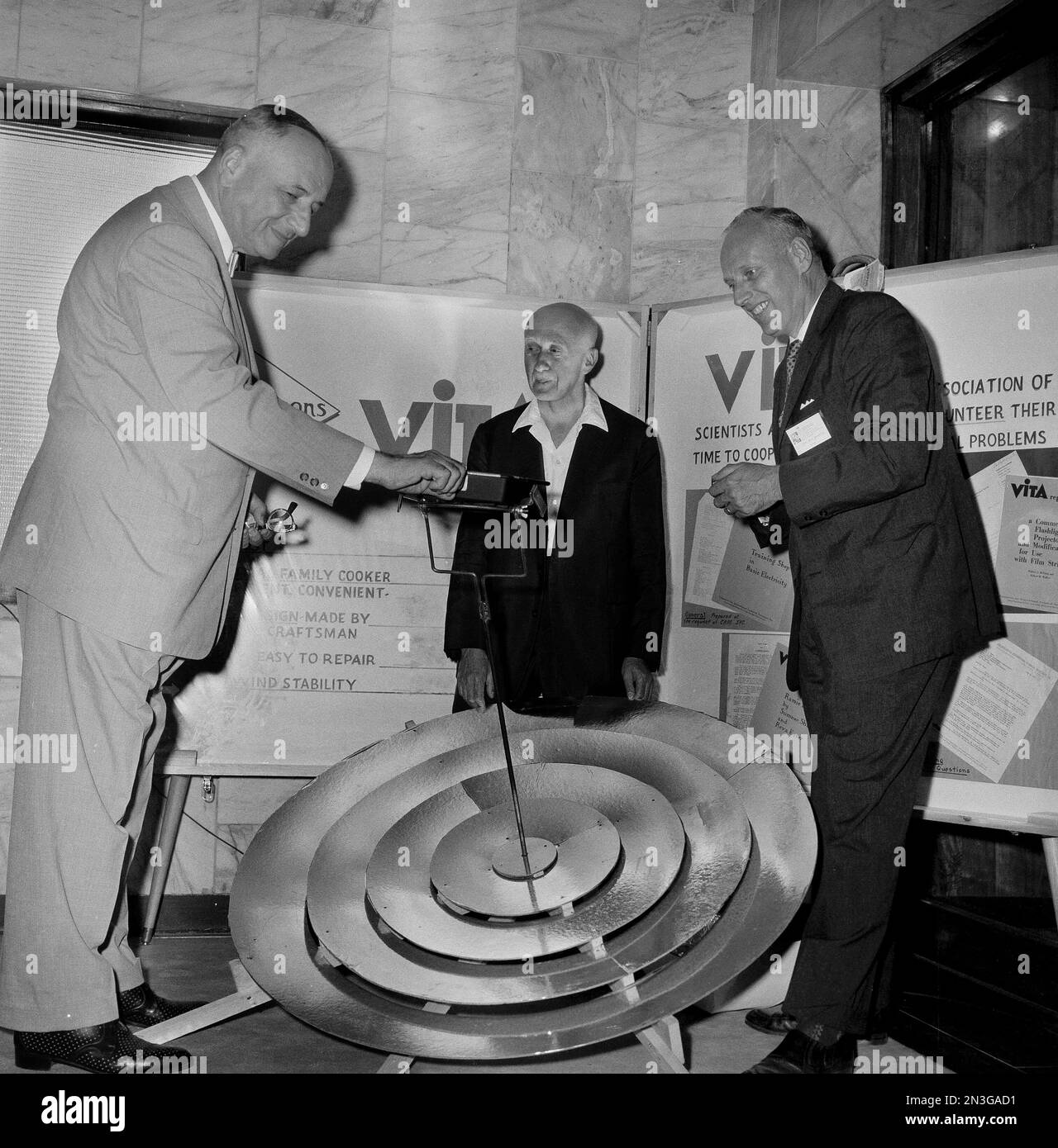 Scientists Boris Pregel, left, of the New York Academy of Science ...