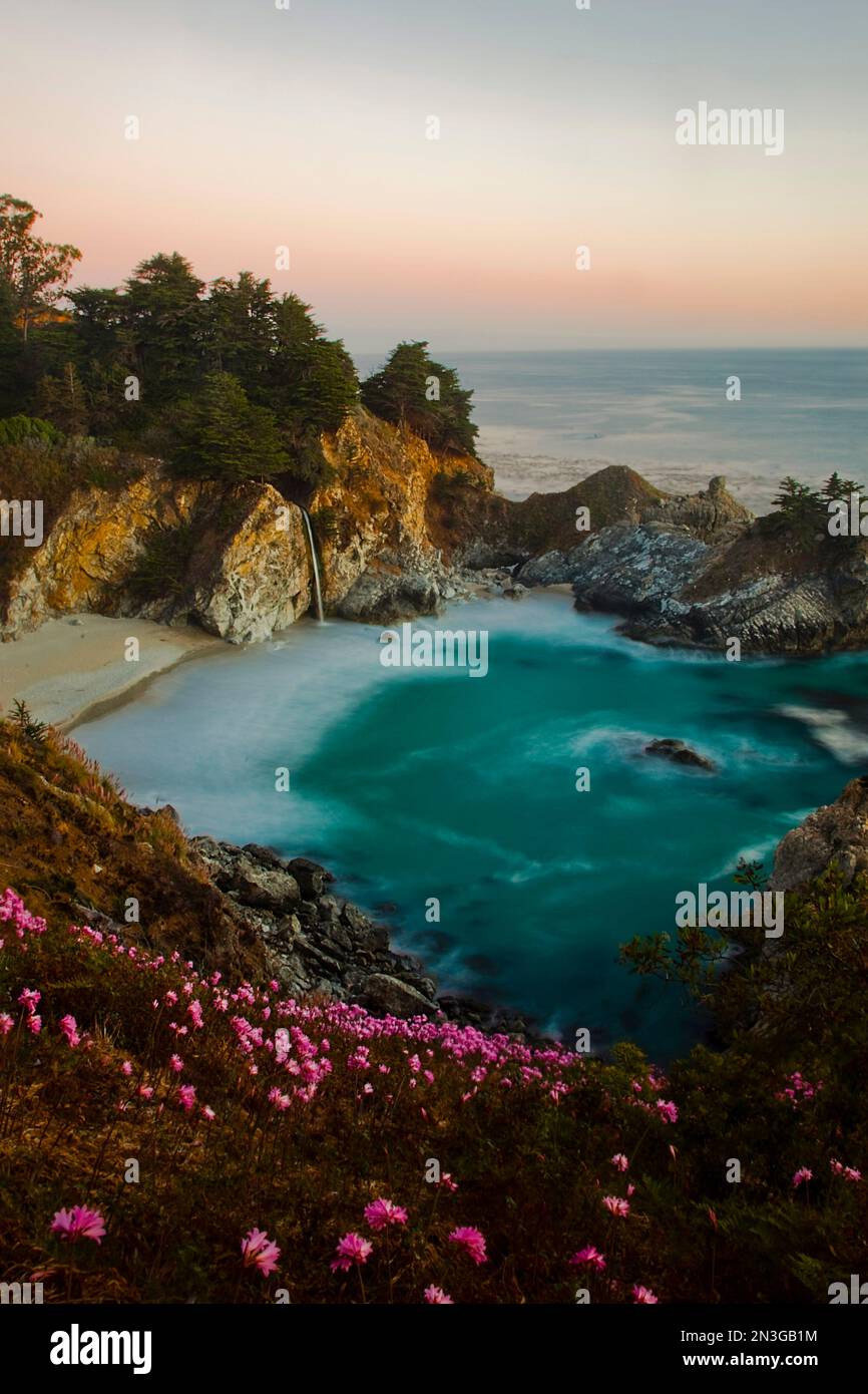 Beautiful pink sunset over ocean hi-res stock photography and images ...