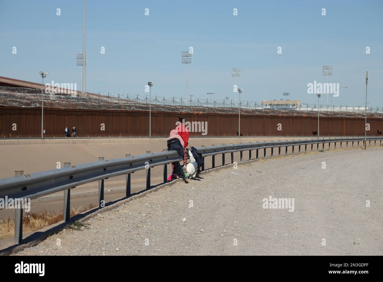 Juarez, Mexico 01-07-2023: Migrants from Central America run to cross ...