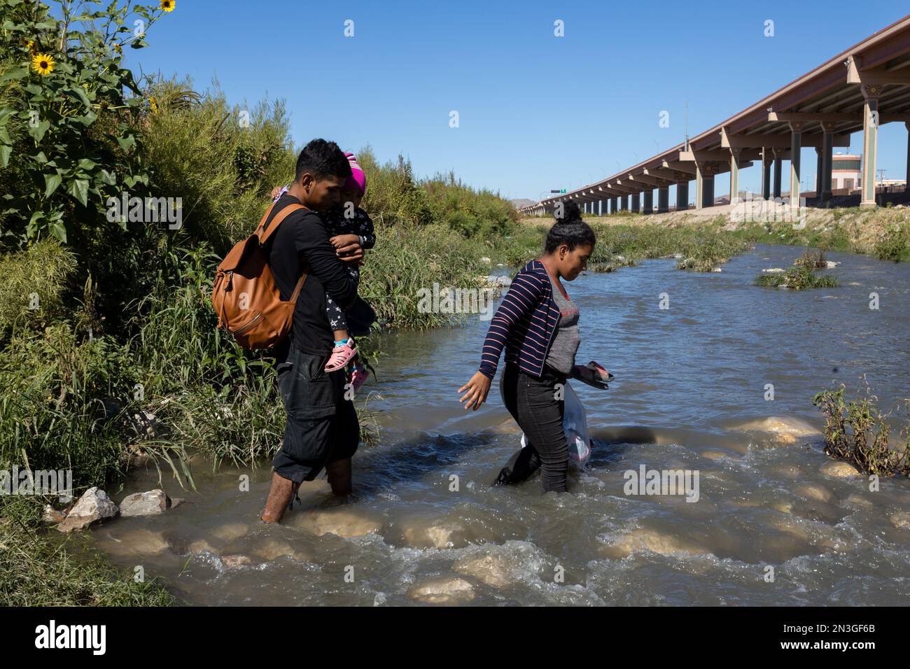 Juarez, Mexico 10-21-2022: Venezuelan migrants cross the Rio Grande ...