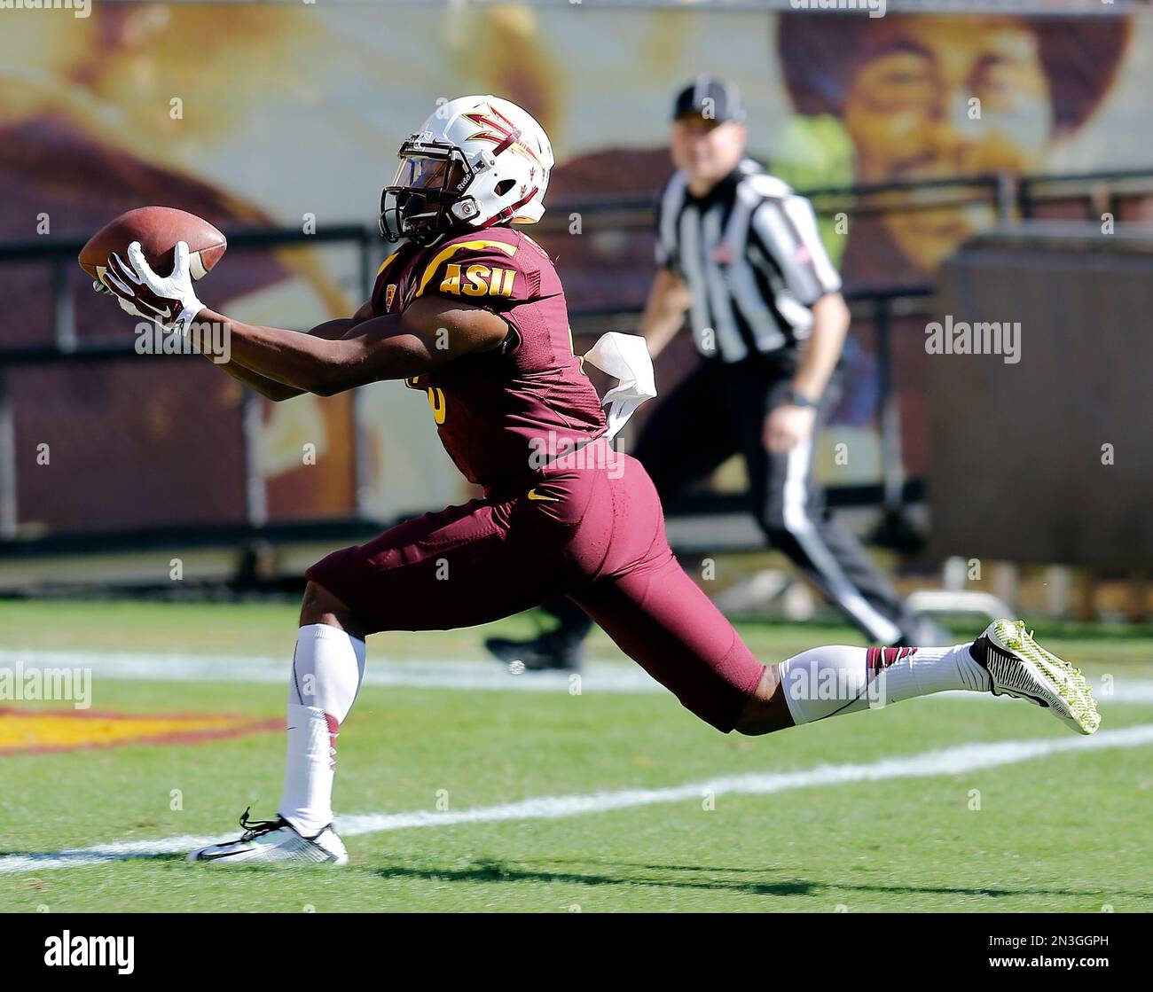 Arizona State wide receiver Cameron Smith (6) catches a touchdown ...