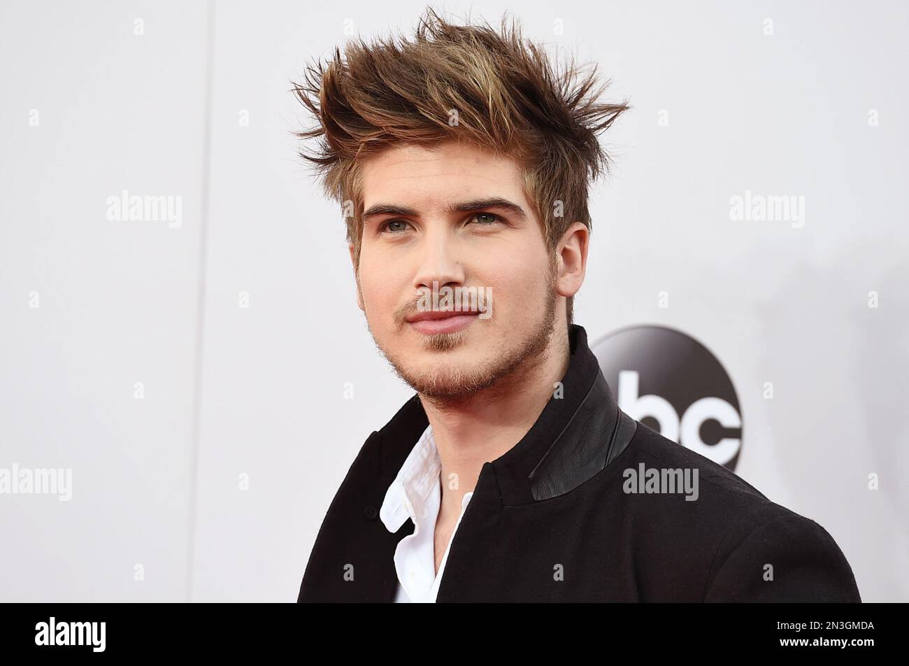 Joey Graceffa arrives at the 42nd annual American Music Awards at Nokia ...