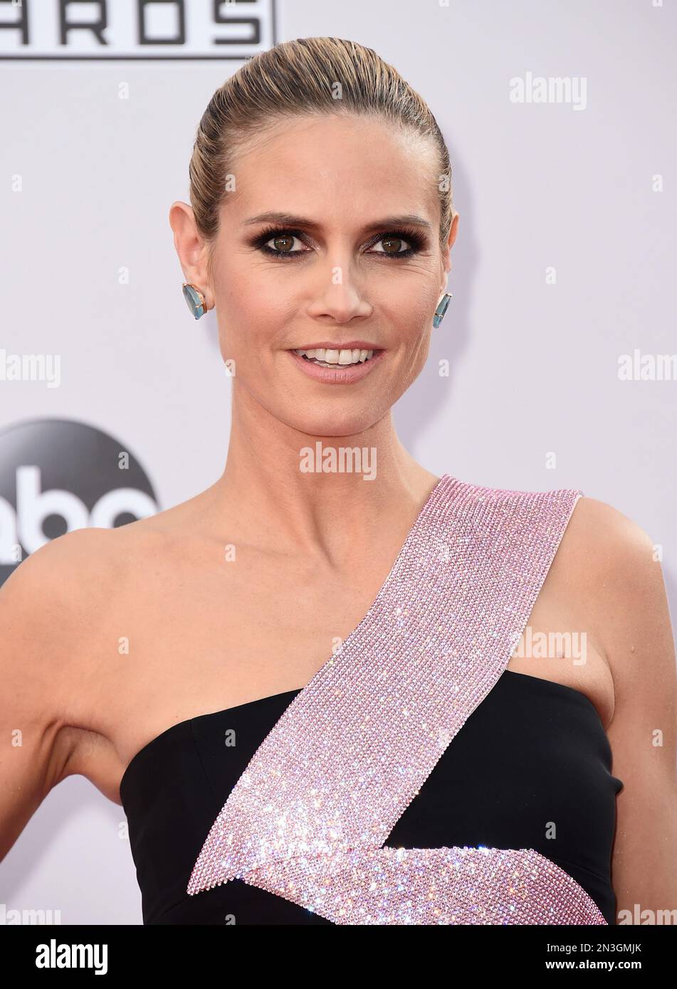 Heidi Klum arrives at the 42nd annual American Music Awards at Nokia ...