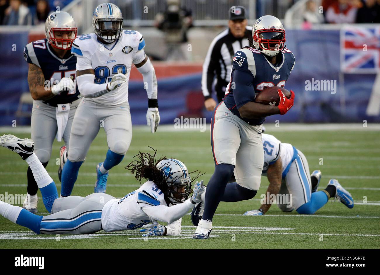 New England Patriots running back LeGarrette Blount (29) runs away from ...