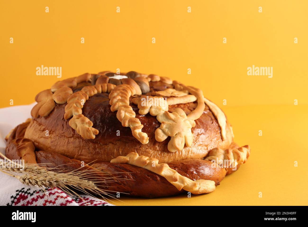 Rushnyk with korovai on yellow background. Ukrainian bread and salt ...
