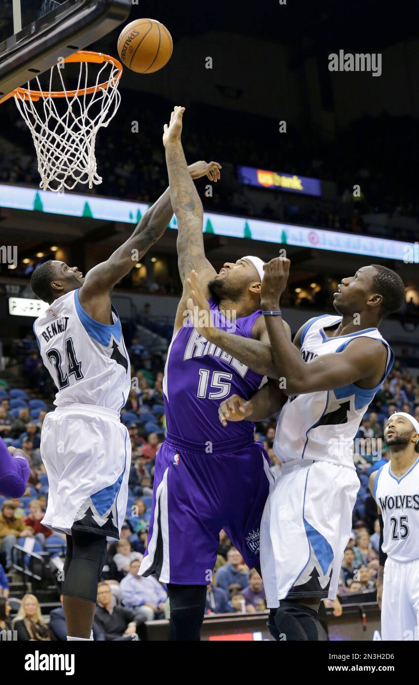 Sacramento Kings center DeMarcus Cousins (15) goes up for a shot ...