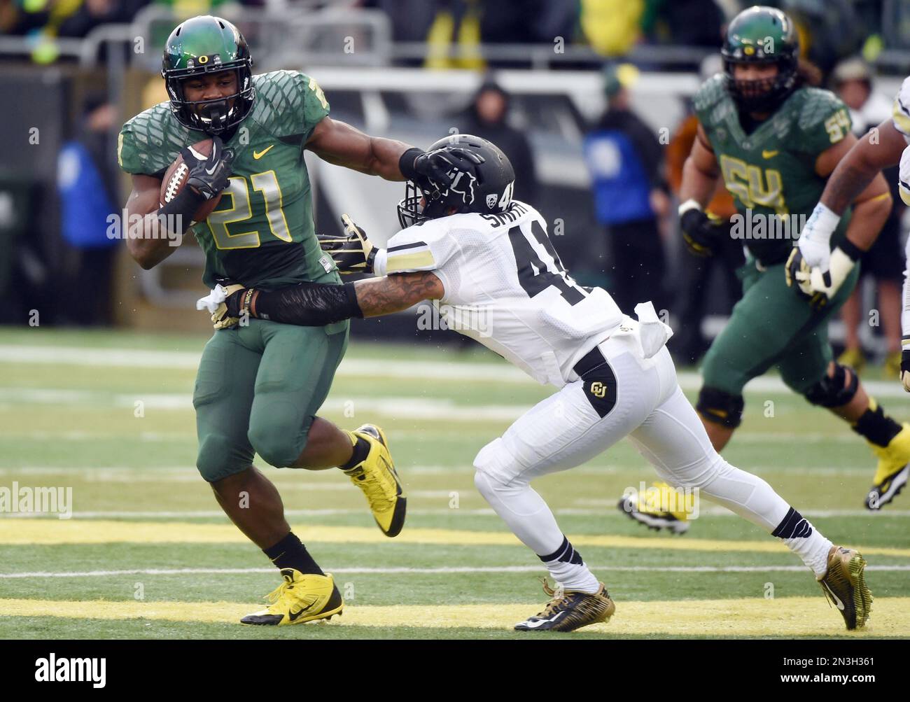 Oregon running back Royce Freeman (21) tries to avoid the tackle of ...