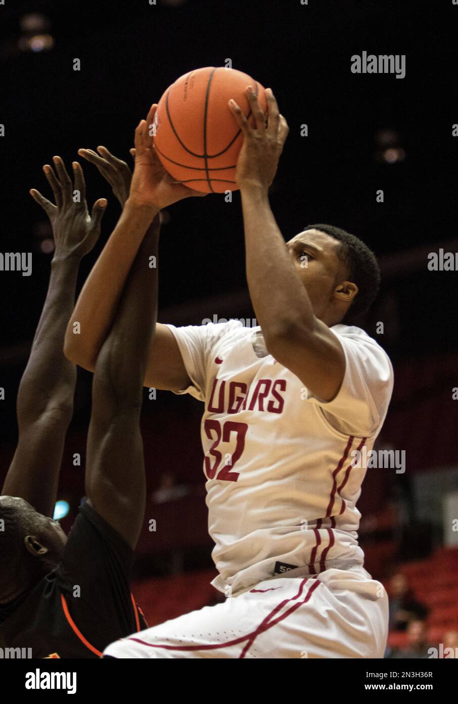 Washington State guard Que Johnson (32) draws a blocking foul on Idaho ...
