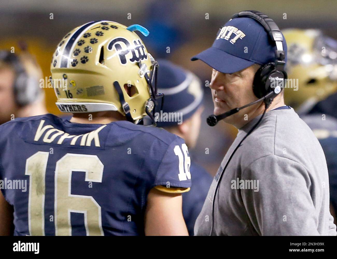 Pittsburgh head coach Paul Chryst, right, talks with quarterback Chad ...