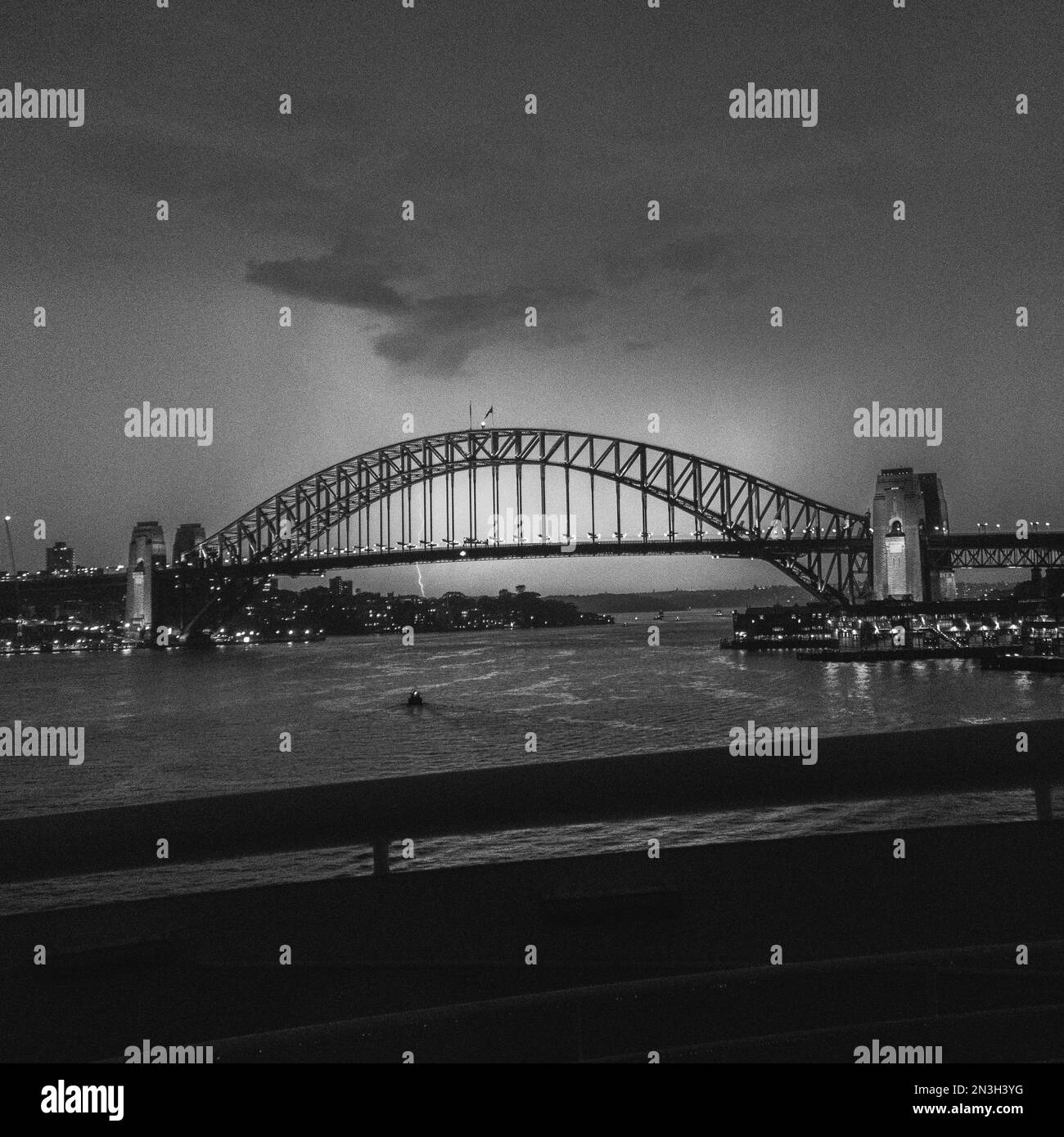 Lightning strikes behind the Sydney Harbour Bridge Stock Photo - Alamy